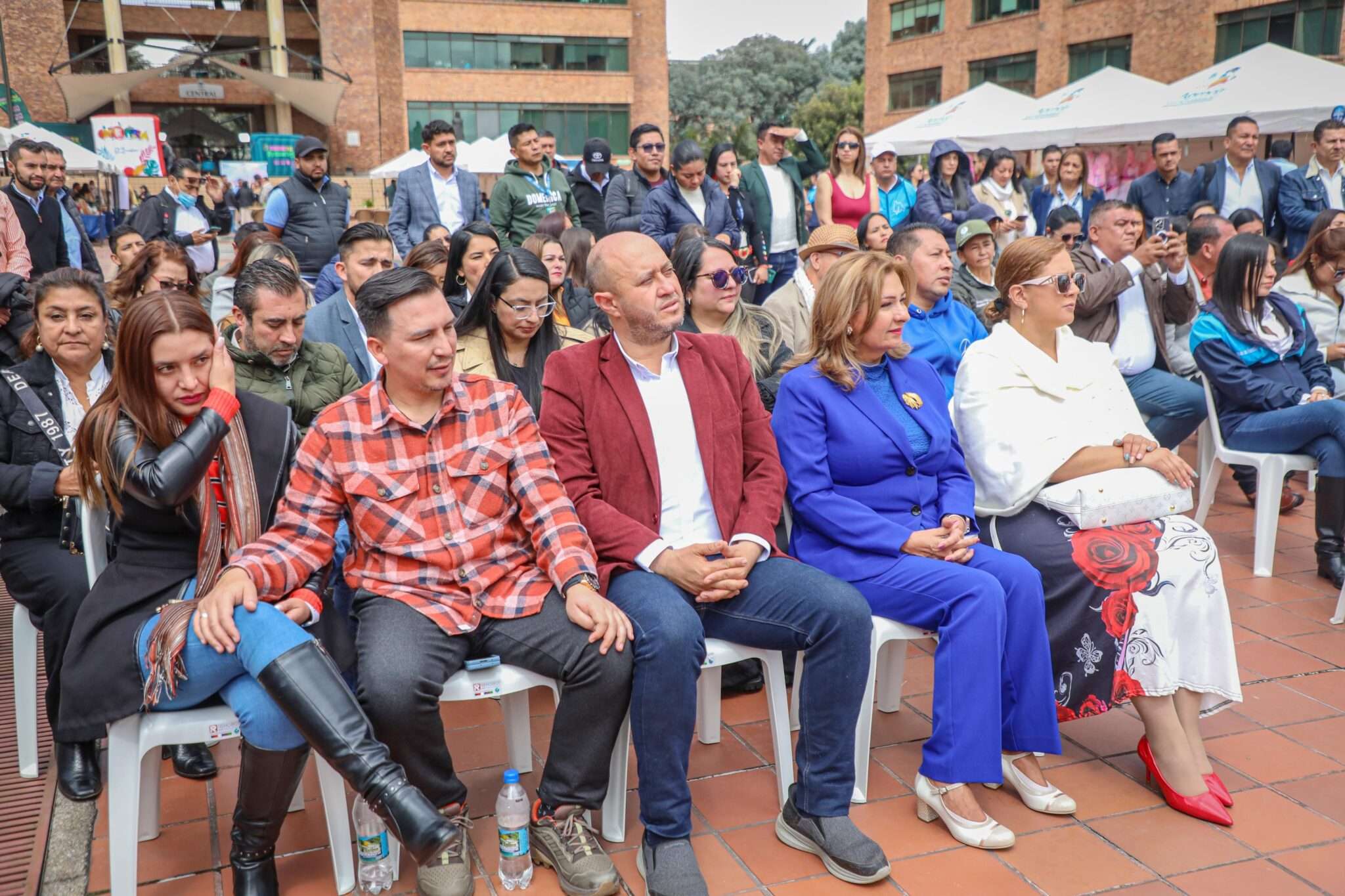 Cundinamarca entrega dotación a 30 municipios para programas de adulto ...